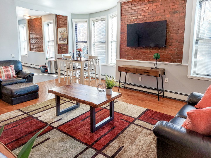 Spacious Getaway Wooster Sq. Seasonal Discount - New Haven, CT