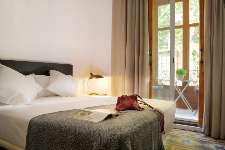 Timeless Style In A Double/twin With Balcony - Barcelona