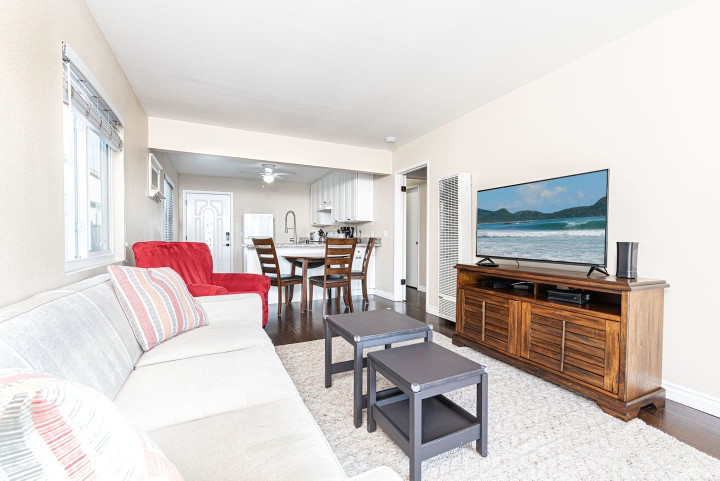 Upstairs Apartment W/ Balcony | 1 Block To Beach - Huntington Beach, CA