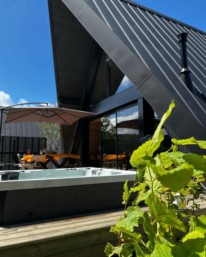 Chalet Delta De 60m² Avec Terrasse Et Spa Privatif - Lac Chambon