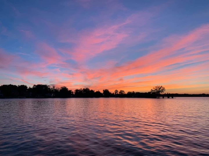 Liz's Lakefront Home - Punjab