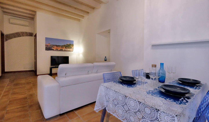 Ponte Pietra 2017 Accommodation National Identification Code (Cin) It023091c2mtk7tbo4 - Verona