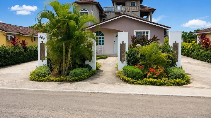 The Garden Suite Front, 2br/2ba, Faces Garden - Jamaica