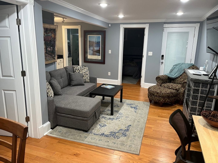 Delightful Two Bedroom English Basement - Washington