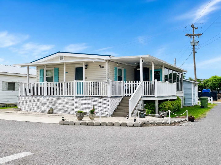 Steps To Beach! Coastal Corner Cottage - Surfside Beach, SC