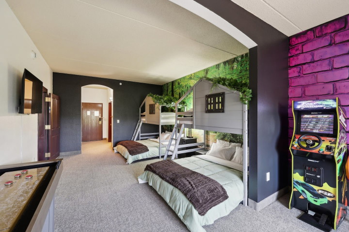 Entire 2,040 Sq'/treehouse Beds/pools! - Wisconsin Dells, WI