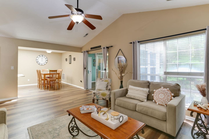 Newly Updated! Charming 2 Bedroom Townhouse Near Prime Outlets - Pet Friendly. - Williamsburg, VA