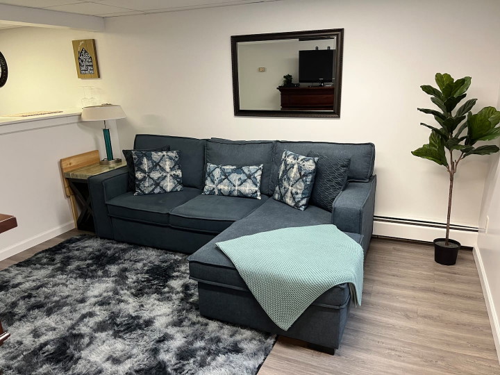 Cozy 1 Bedroom Apartment W/ Heated Pool - Long Island, NY