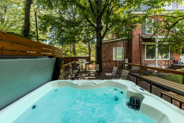 Nine Oaks Retreat Arcade Game Room Hot Tub - Siloam Springs, AR