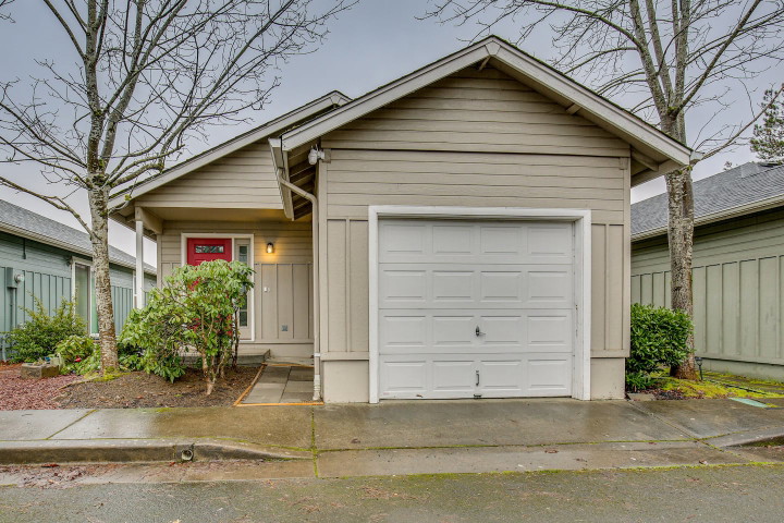 Cute Little House On The Lake: Wine Country Stay! - Eugene, OR
