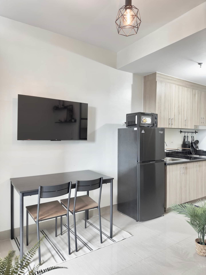 1br Condo W/ Balcony & Netflix Near Moa - Pasay
