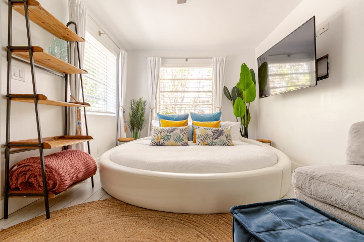 Ultimate Luxury Soak-in Tub, Round King Bed - Boca Raton, FL