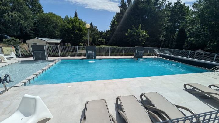 Bungalow Familial Dans Un Camping 4* - Super-Besse