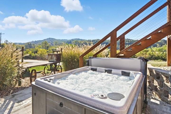 Brown Co, Hot Tub, King Bed, Sleeps 10, Bumper Pool, 5 Smart Tvs Firepit, Grill - Nashville, IN