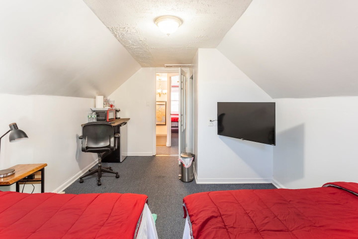 2 Pvt Bed Rms/1bathroom No Kitchen (Attic) - Garden City, NY