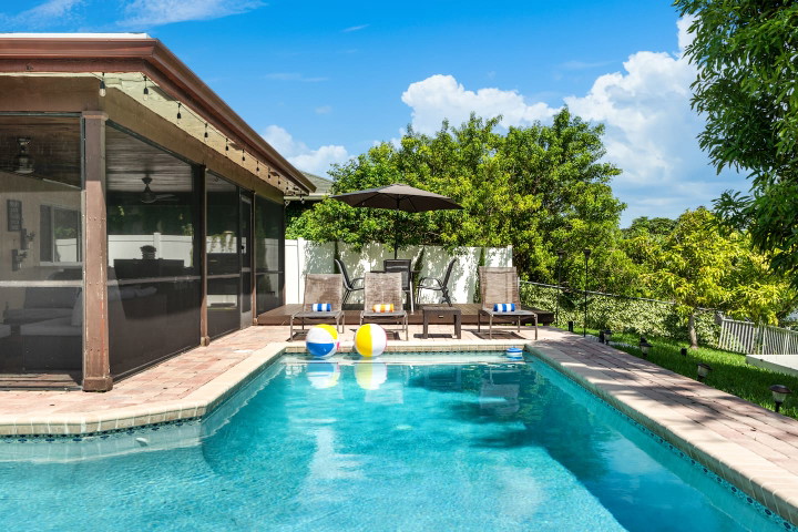 Bbqs & Breezes: Waterfront Pool House Escape - Margate, FL