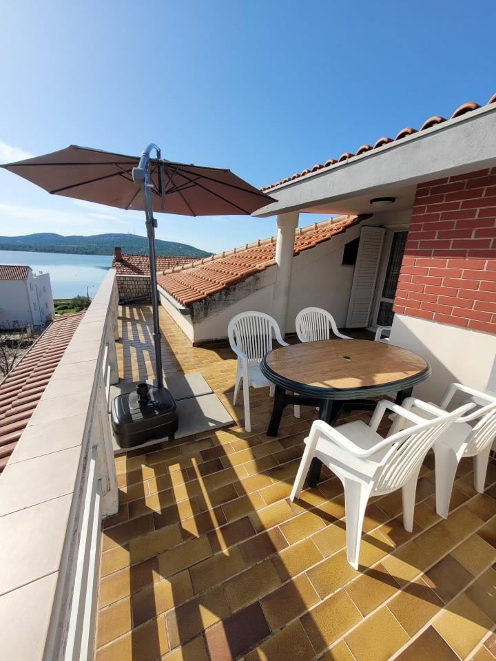 5-person Apartment - Tisno