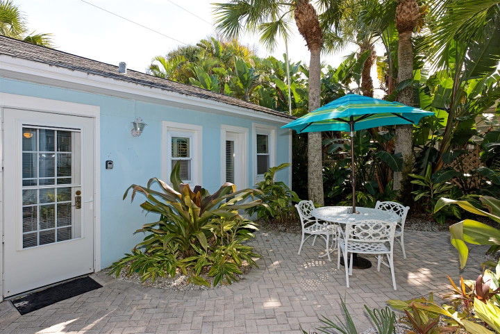 The Cottage - 32 Steps To The Beach - Sleeps 2, Drive To Your Door, Wifi, Grill. Just Steps From The Beach. - Clearwater, FL