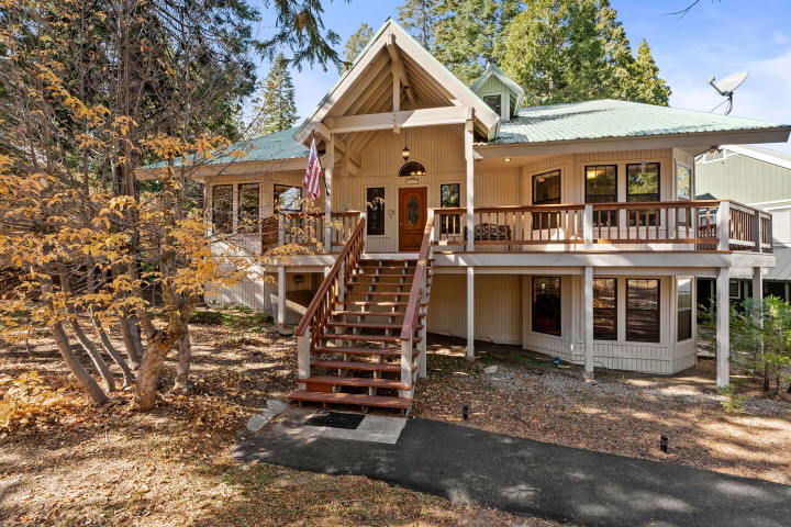 Silverpine Chalet | Gym + Pool Table + Decks - Shaver Lake, CA