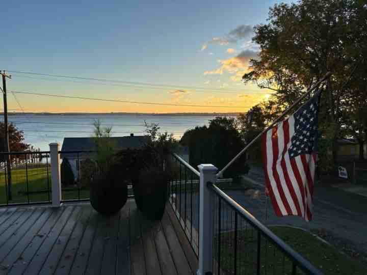 Water View Apartment In Historic Bristol, Ri - Barrington, RI