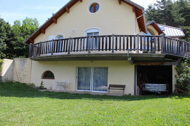 Appartement En Rez De Jardin Dans Maison - Seyne