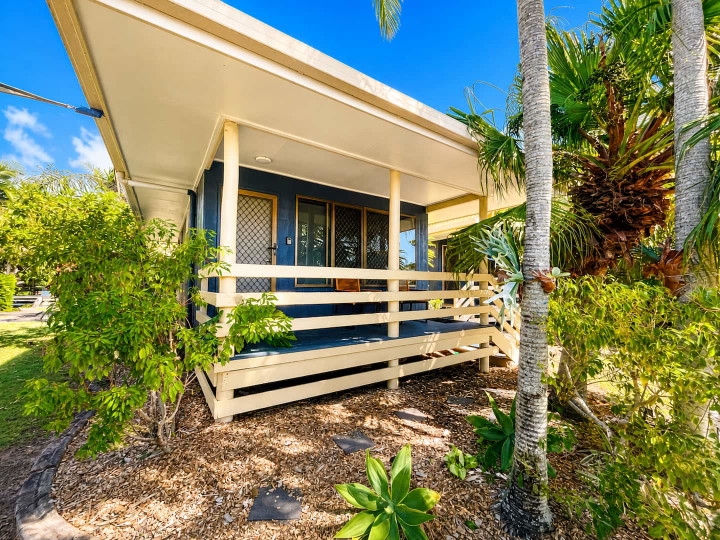 Private Lake Escape Villa "Waters Edge + Pool - Hervey Bay