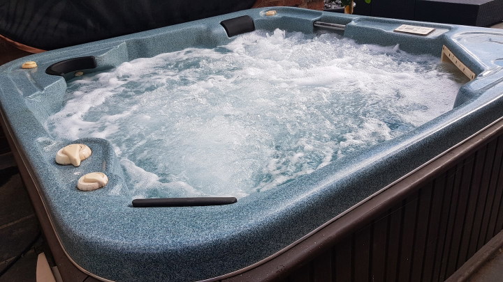 Self Contained With Hot Tub & Bbq Rural Retreat - 