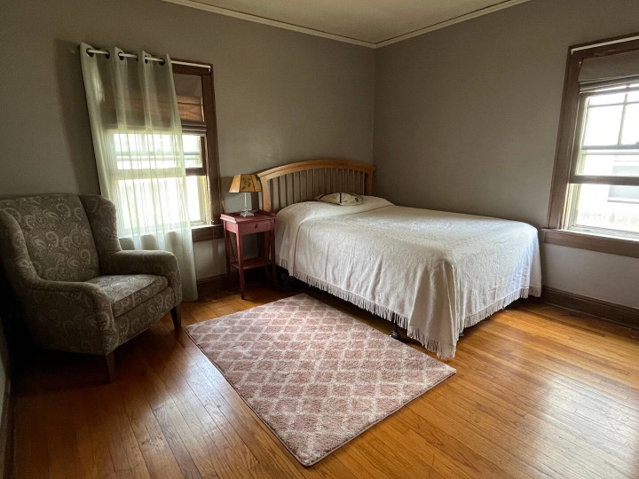 Unit 2 Charming & Spacious 1 Br Full Apartment - Davenport, IA