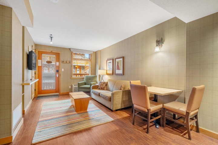 Banff Explorers Retreat | 1br + Hot Pool - Banff