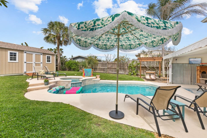 Retreat: 3 Bedroom, Pool, Hot Tub, Beach Access - New Smyrna Beach, FL