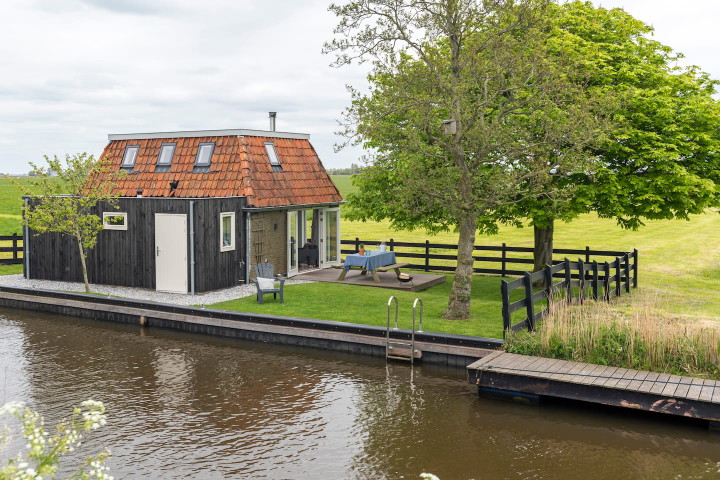 Former Farmworker's House On The Water - Friesland