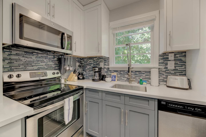 The Bachelor's Pad | 1br 1ba Apt Above Garage - Columbia, SC