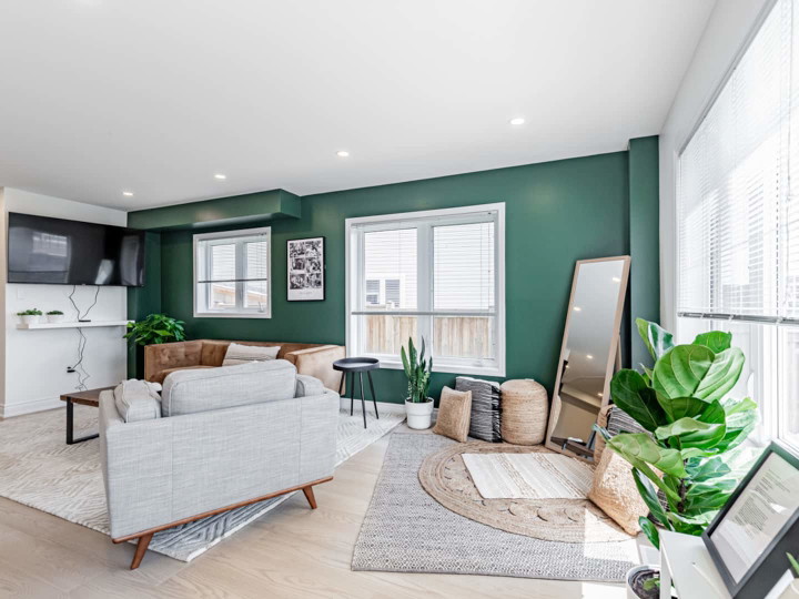 4 Bdrm Newly Renovated Villa W/ Parking - Oshawa