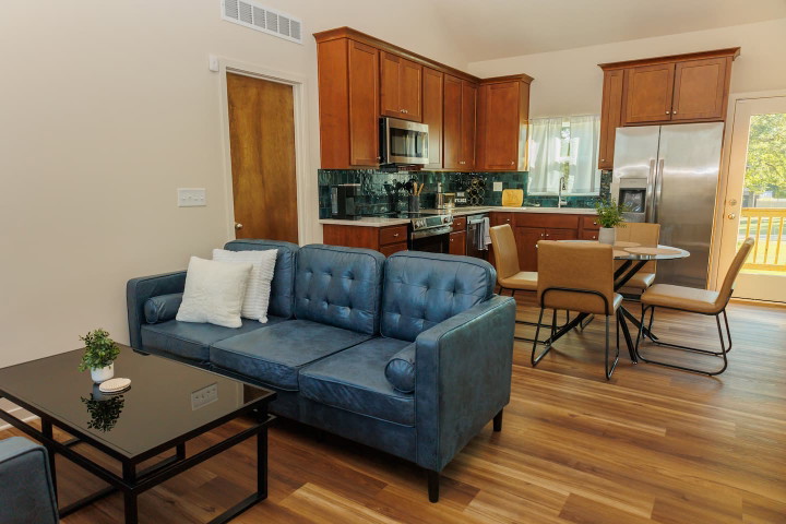 King Suite + Garage| Sleek New Build Near Kc - Belton, MO