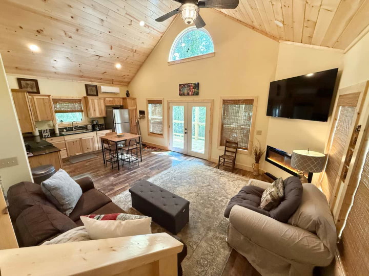Charming Lakeside Cottage - Beaver Lake, AR
