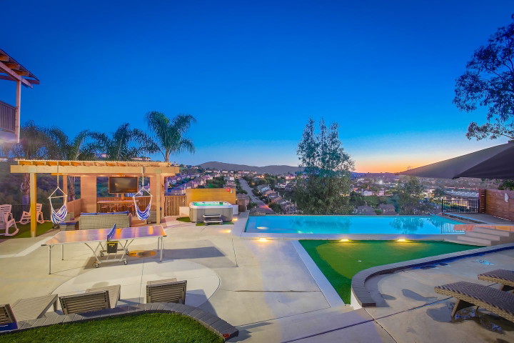 Luxury Estate - Sleep 24 - Infinity Pool & Hot Tub - San Marcos, CA