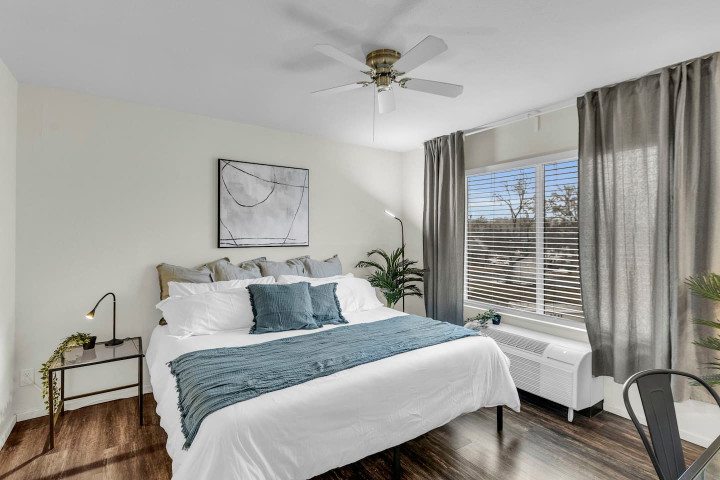 Overland Park Apartment W/ Queen Bed Gym & Parking - Overland Park, KS