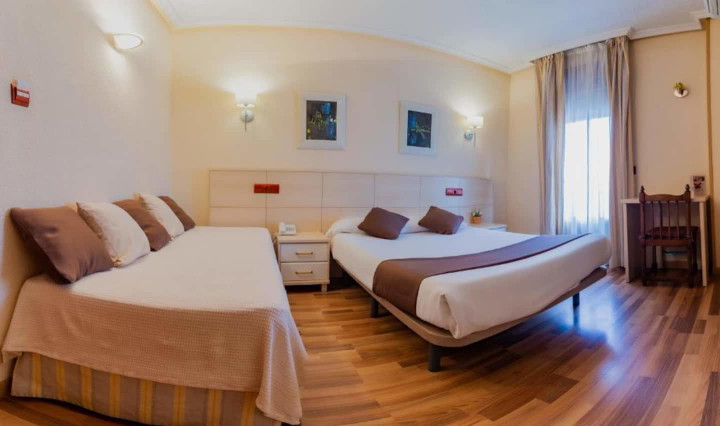 Habitación Doble Con Cama Supletoria Y Terraza - Collado Villalba