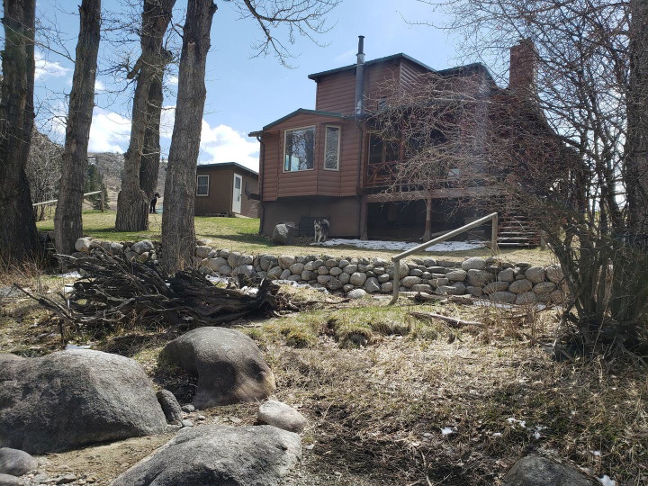 Rustic Riverfront Family Cabin On Stillwater River - Nye, MT