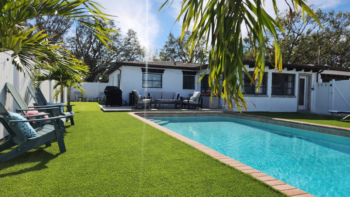 Comfortable Home W/private Pool - St. Petersburg, FL
