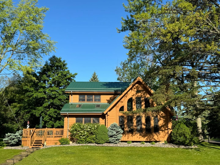 ** Beautiful Beachfront Lake Huron Log Cabin ** - Oscoda, MI