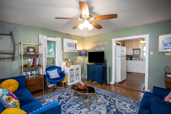 Twin Oaks Cottage | Hot Tub | Pet-friendly - Texas