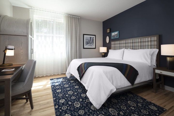 Downtown Boutique Stay | 1 King Bed | Pets Allowed - Glenwood Springs