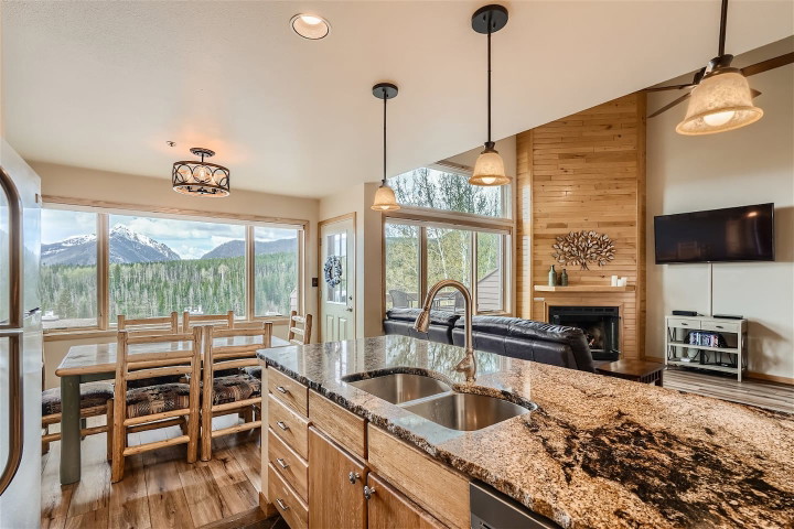 Spacious Condo W/ Panoramic Views, Shared Hot Tubs - Silverthorne, CO