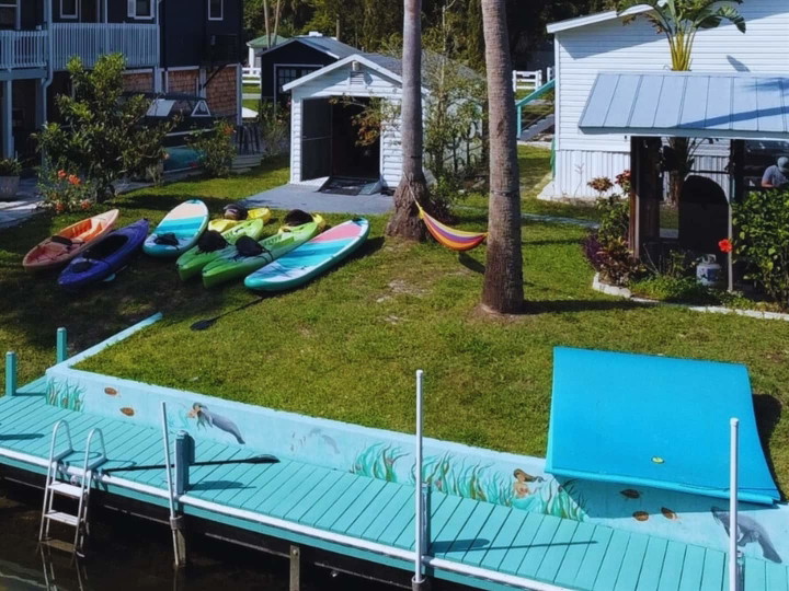 Weeki Mermaid Retreat Waterfront Getaway W/kayaks - Weeki Wachee, FL