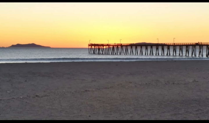Beach Condo Steps To The Sand - 20min From Malibu - Oxnard, CA