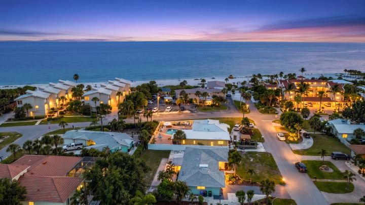 Beach House Oasis Steps From Ocean Access - Venice, FL