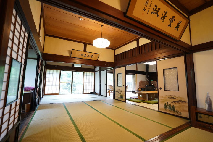 築160年の古民家 無垢のフローリングと暖炉。里山に溶け込んだ隠れ宿で潤いを取り戻す。 - Matsumoto