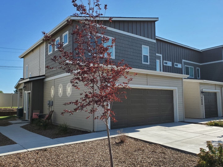Convenient 3-bedroom Townhome With Full Garage - Nampa, ID