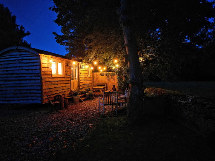 Luxury (Heated) Cotswold Shepherd Hut - Gloucestershire